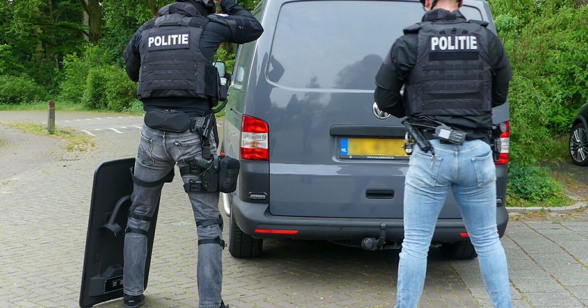 Ondersteuningsgroep politie houdt persoon aan in Enschede, onder andere ...
