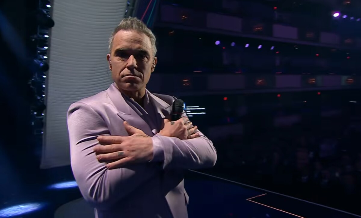 Robbie Williams baart opzien als hij 'rilt van de kou' tijdens optreden ...
