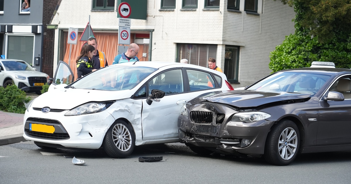 Bestuurder botst tegen zijkant van andere auto in Rijen, vrouw gewond ...
