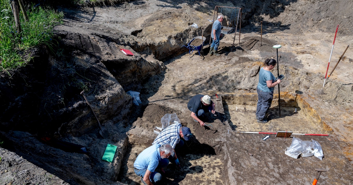 Archeologen graven verder op de plek van de voormalige Scheldeflat in Fort-Zeekant | Bergen op ...