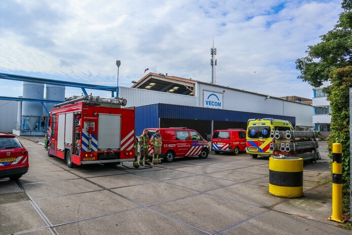 Medewerker metaalbedrijf Vecom krijgt bijtend zuur over handen in ...