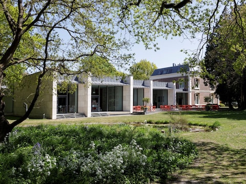 Yoga in de beeldentuin van Museum Kranenburgh in Bergen | Regio | AD.nl