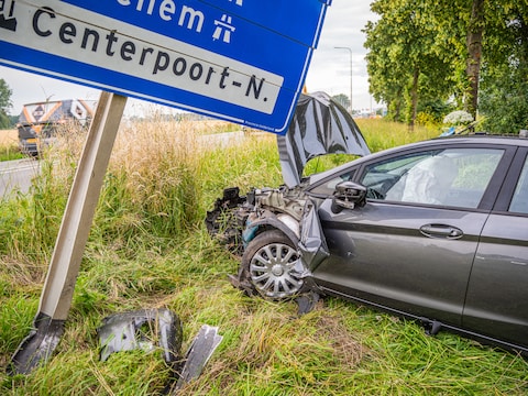 Automobilist naar ziekenhuis na botsing tegen lantaarnpaal en wegwijzer ...
