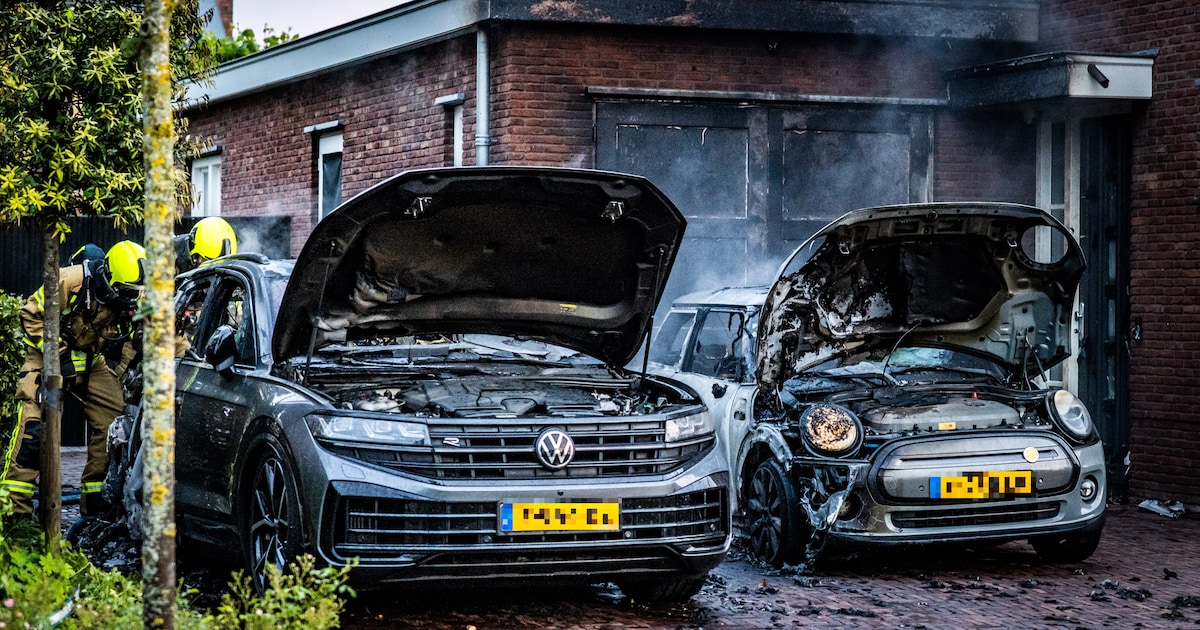 Auto's uitgebrand voor de deur van huis in Hendrik-Ido-Ambacht | Regio ...