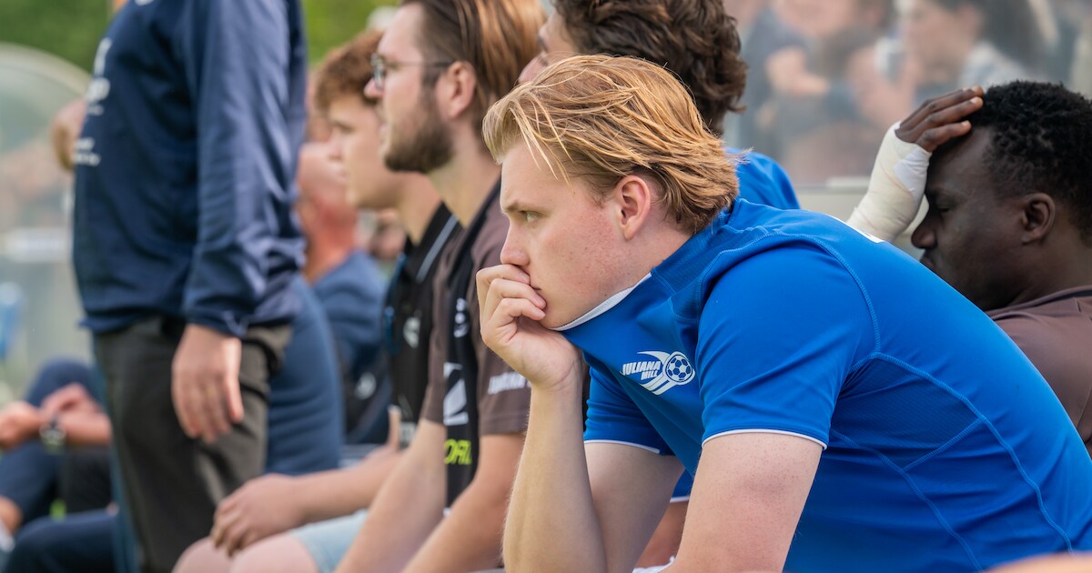 In een blauw-wit Juliana Mill-theater voltrekt zich een gitzwart ...