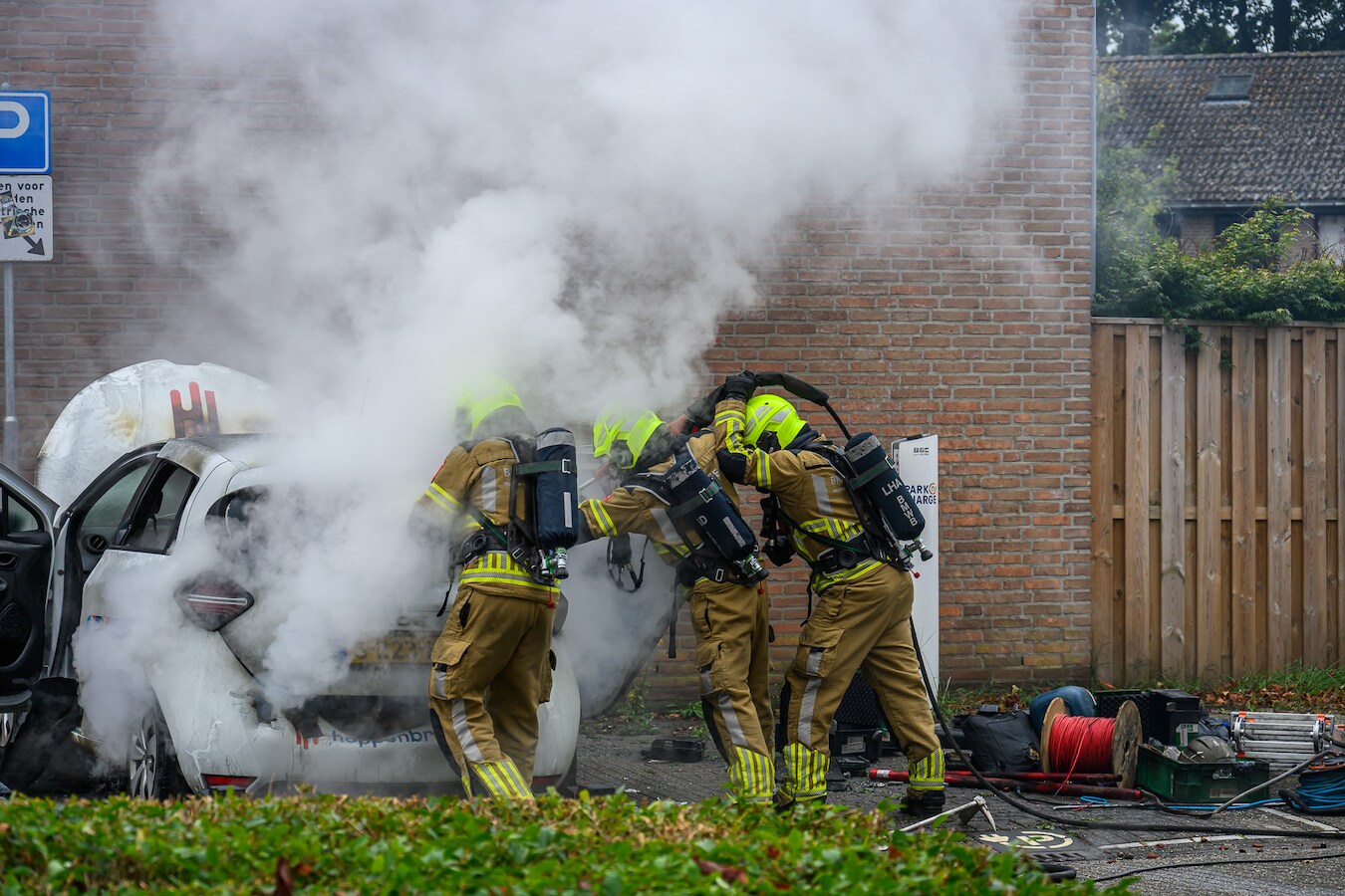 Stankoverlast door brand in elektrische auto in Breda | Foto | AD.nl