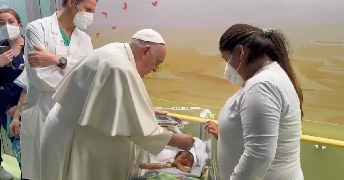 Paus Franciscus mag zaterdag ziekenhuis verlaten, doopt er op de ...