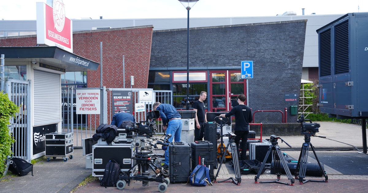 Clubhuis IJsselmeervogels elke vrijdagavond live op NPO 1: ‘Onze vrijwilligers staan er graag ...