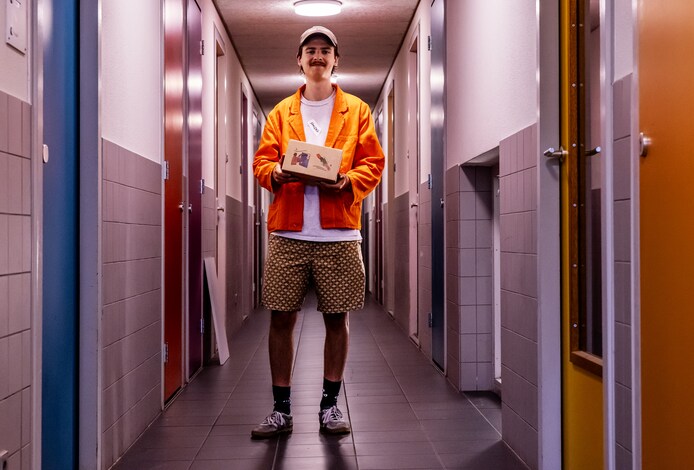 Xander bezorgt pakketjes expres op verkeerde adres: ‘Zo moéten ze bij ...