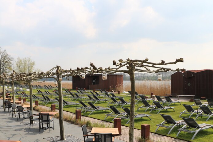 De deuren van deze sauna mogen nog niét open, maar het terras wel ...