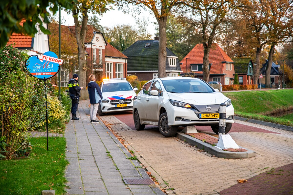Auto belandt op paaltje in Oosterwolde | Ooststellingwerf | AD.nl
