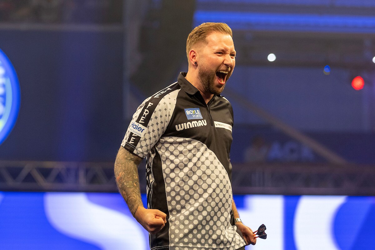 Danny Noppert rekent af met Barney-beul en bereikt halve finales, Dirk ...