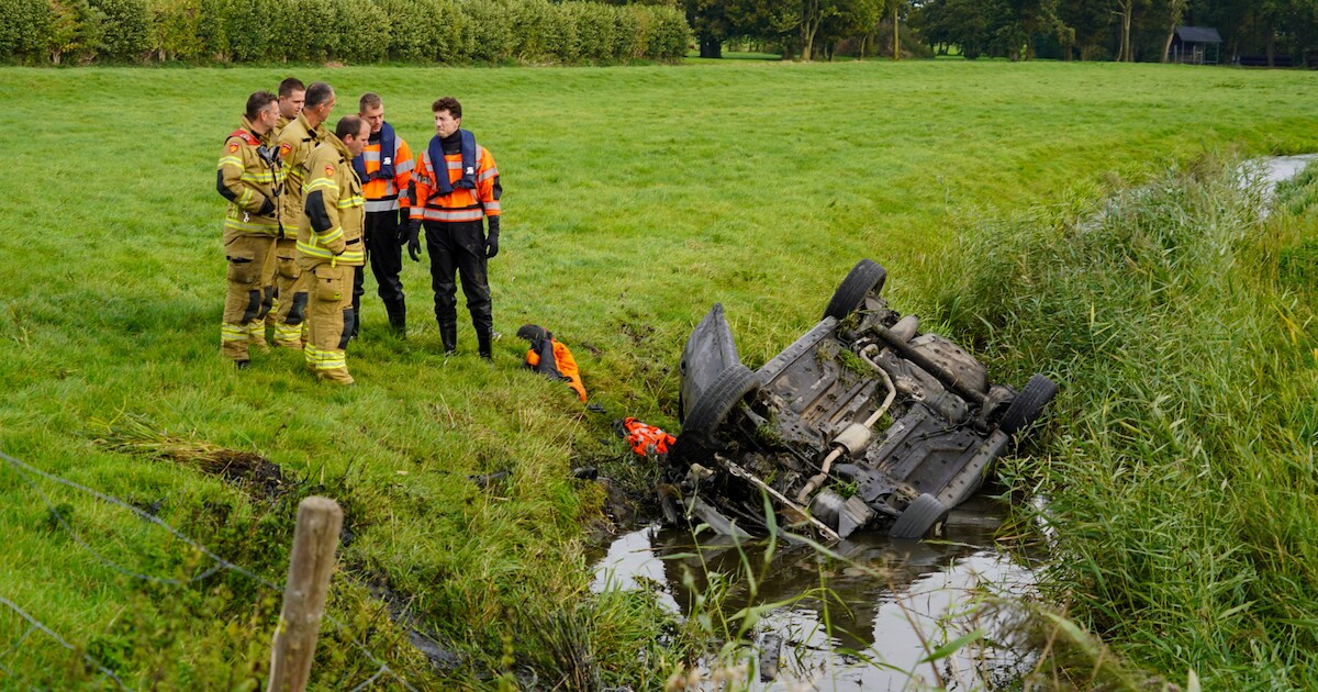 Automobilist raakt van de weg en belandt ondersteboven in de sloot ...