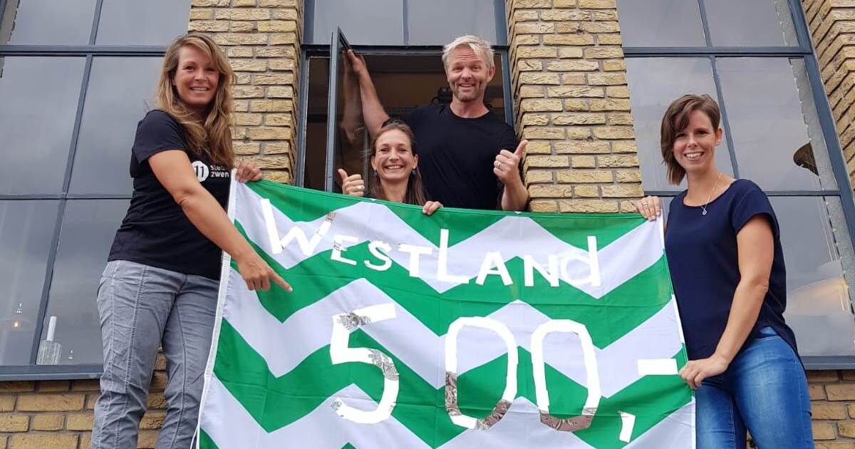 Vriendinnen zwemmen toch nog een beetje mee met Van der Weijden ...