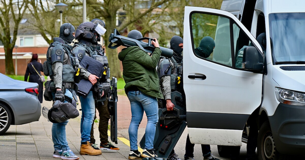 Arrestatieteam van politie valt flatwoning binnen in Arnhem | Arnhem ...
