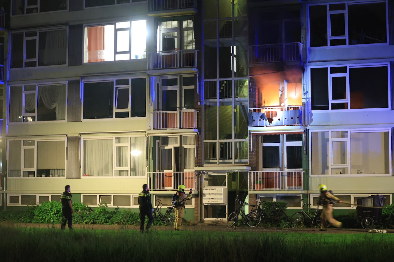 Explosie veroorzaakt brand in flat aan het Mouterpad in Delft: vier ...