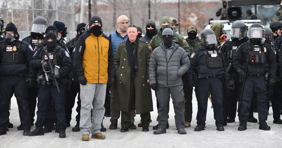 Hij loopt rond in nazi-jas en roept de verschrikkelijkste dingen: dit ...