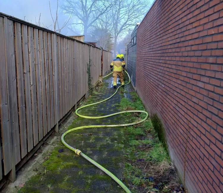 Schuur met gasflessen erin vliegt in brand in Raamsdonk | Foto | AD.nl