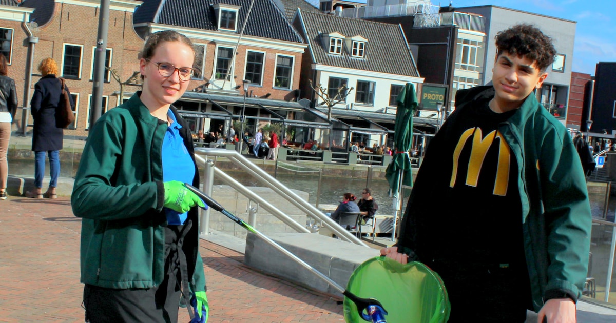 Fieke (15) en Tariq (16) schonen Alphense centrum op: ‘Gooi afval ...
