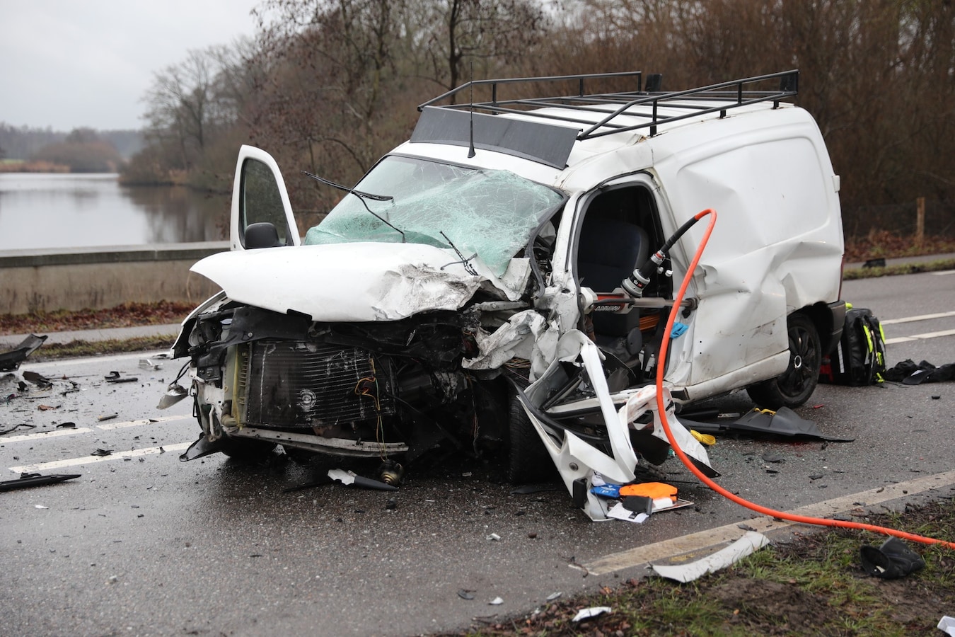 Frontale botsing tussen bedrijfswa­gen en taxibus in Steenber­gen ...