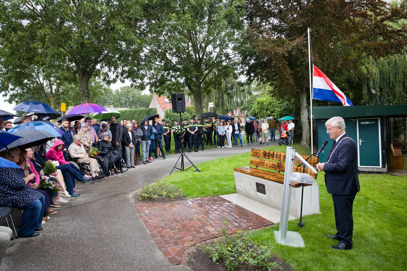 Zuidzijde herdenkt drama met bankje en bloemen: ‘Groot gat geslagen in ...