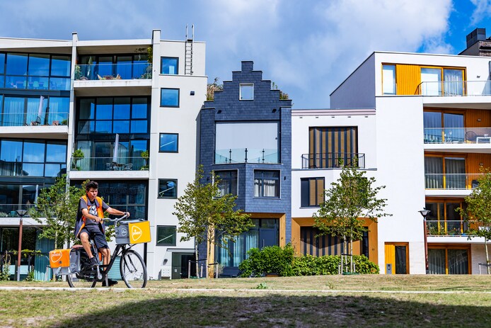 Ooit een lelijke spoorlijn dwars door centrum, nu moderne wijk: ‘Bij menig architect op de ...
