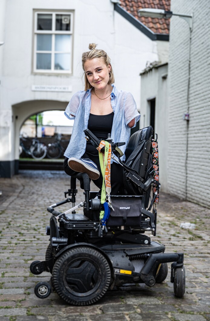 Met gevoelige neus, sterke sixpack en gadgets maakt presentatrice Eva ...