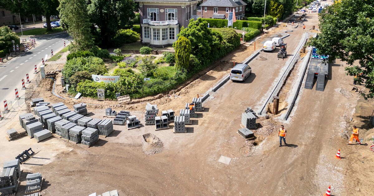 Over deze drukke weg rijden normaal 18.000 auto’s per dag, nu is het ...