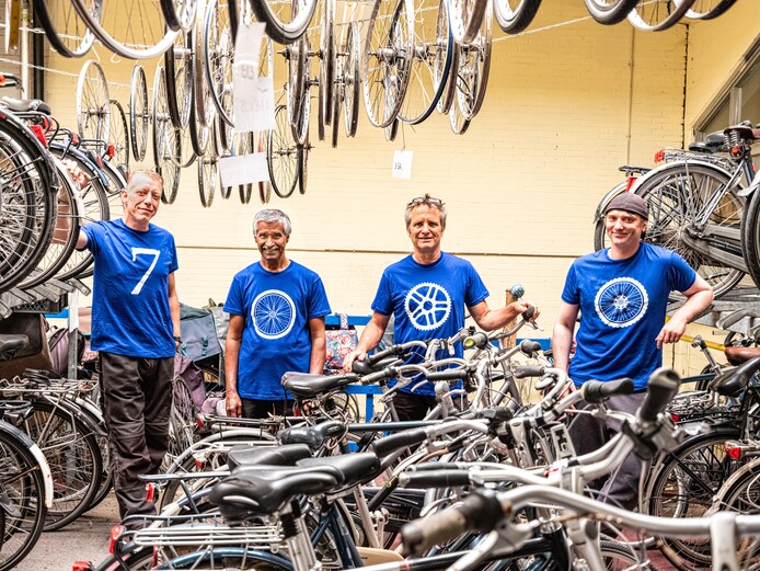 De mannen van De Fietswerkplaats redden al 7000 tweewielers van de ...