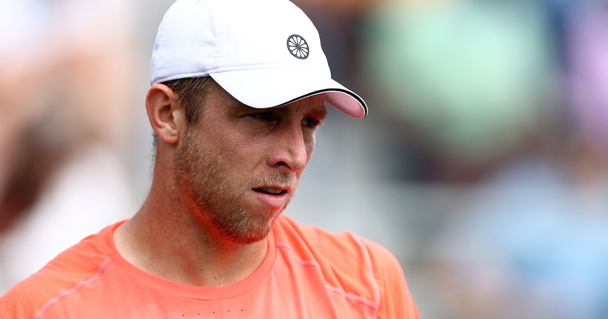 Gefrustreerde Tallon Griekspoor blijft verliezen en slaat tennisracket ...