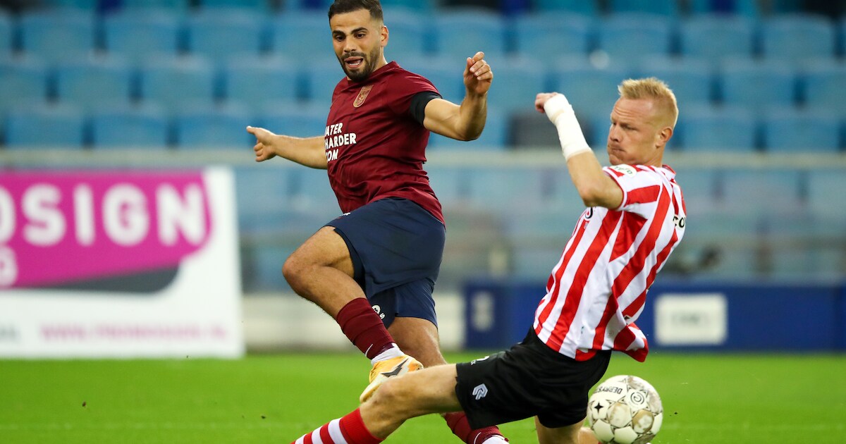 Tom (‘Rustaaagh’) Beugelsdijk naast schoonvader Wapenaar op de bank bij ...