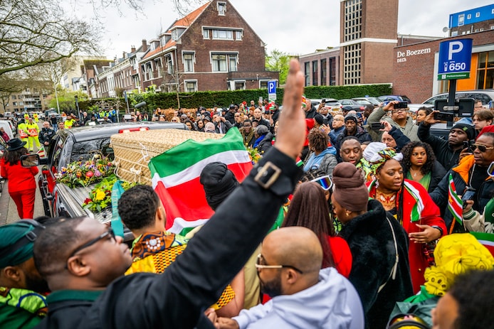 Honderden vlaggetjes en skibrillen bij afscheid Def Rhymz: 'Deze man ...
