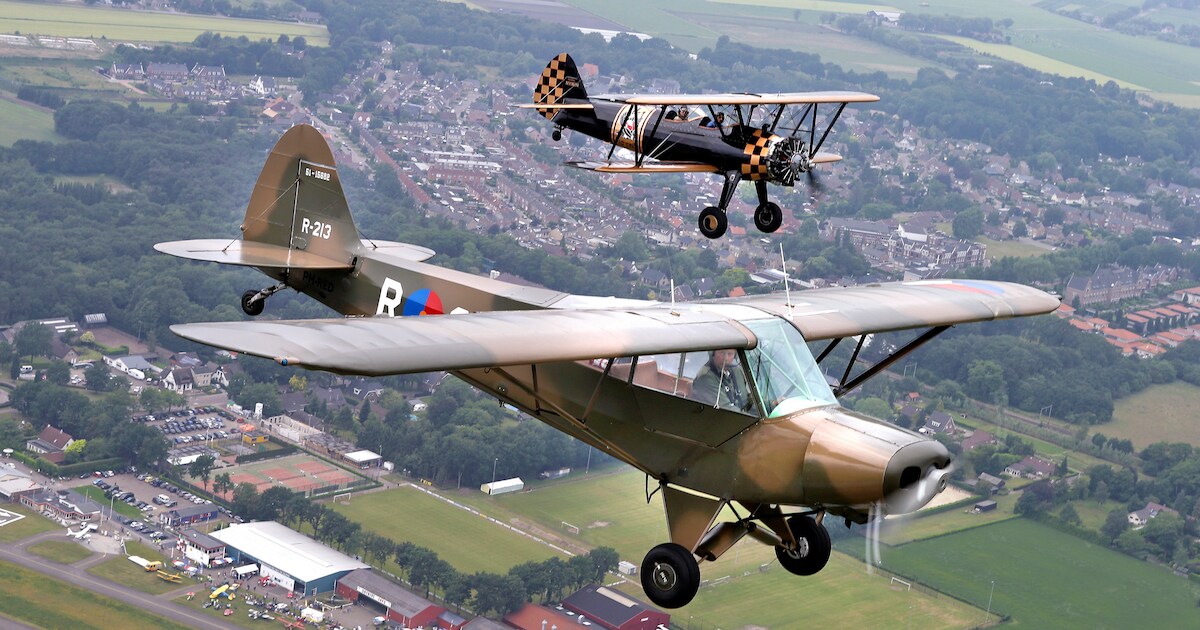 Historische vliegtuigen passeren op Bevrijdingsdag het luchtruim boven ...