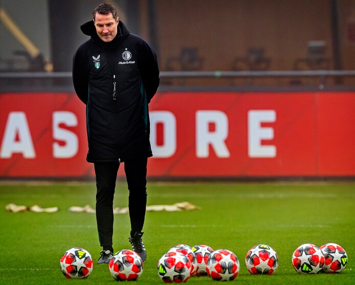 Brian Priske verkeert in zwaar weer bij Feyenoord: ‘Liever hier dan bij een club met een laag ...