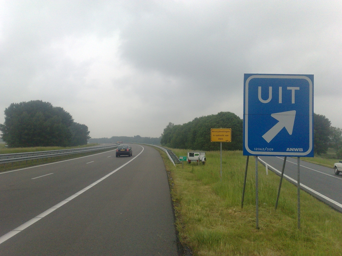 Weginspecteurs ontdekken zinkgat op A348: snelweg na spoedoperatie weer ...