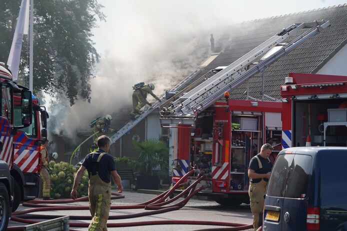 Achterste deel huis verloren gegaan bij grote brand op Bloemberg in ...
