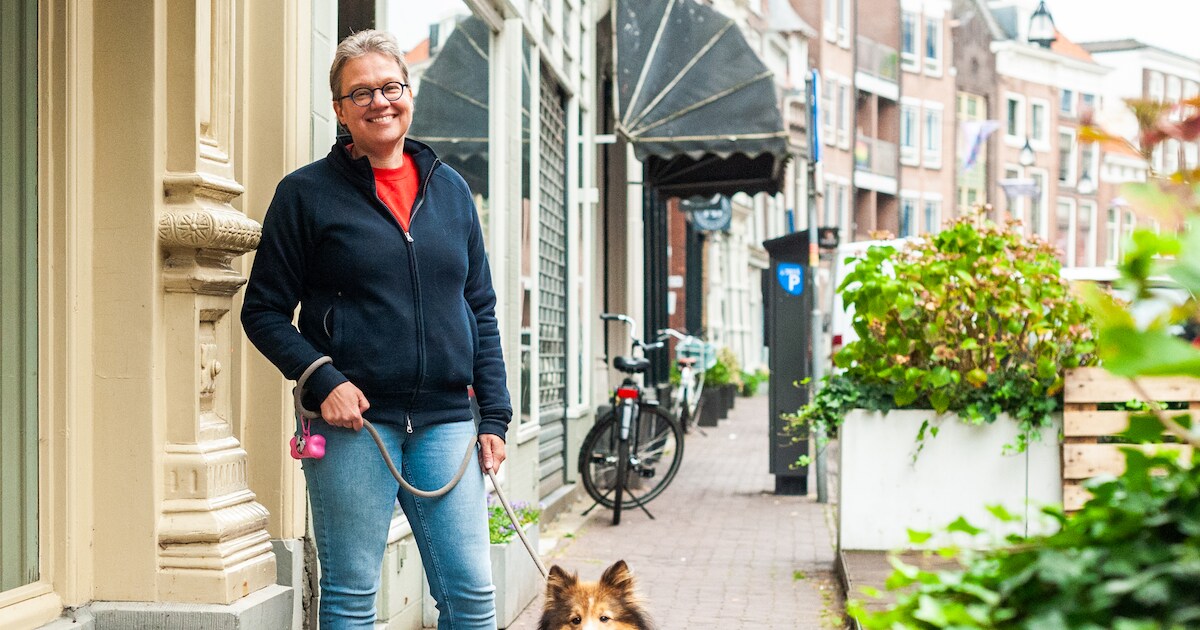 Alice (49) heeft een winkel met haar tweelingzus én woont met haar ...