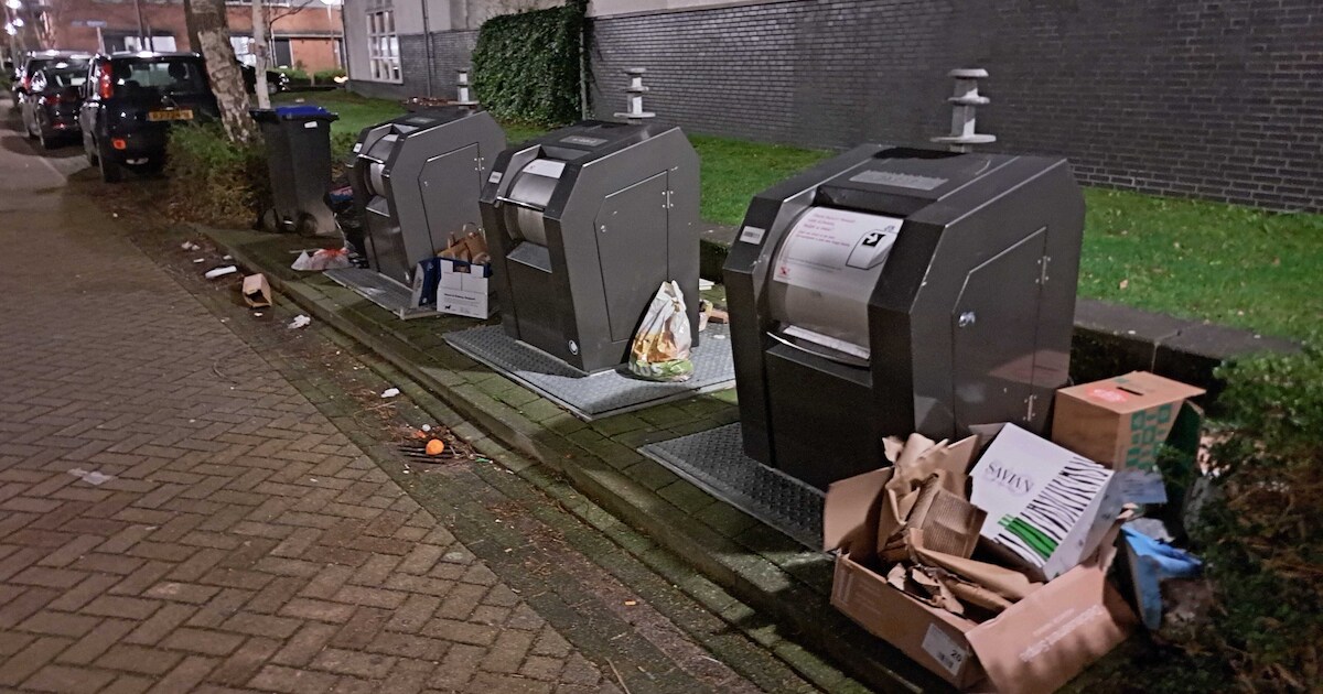 Vuilnis(zakken) op stoepen en fietspaden en overvolle containers in ...