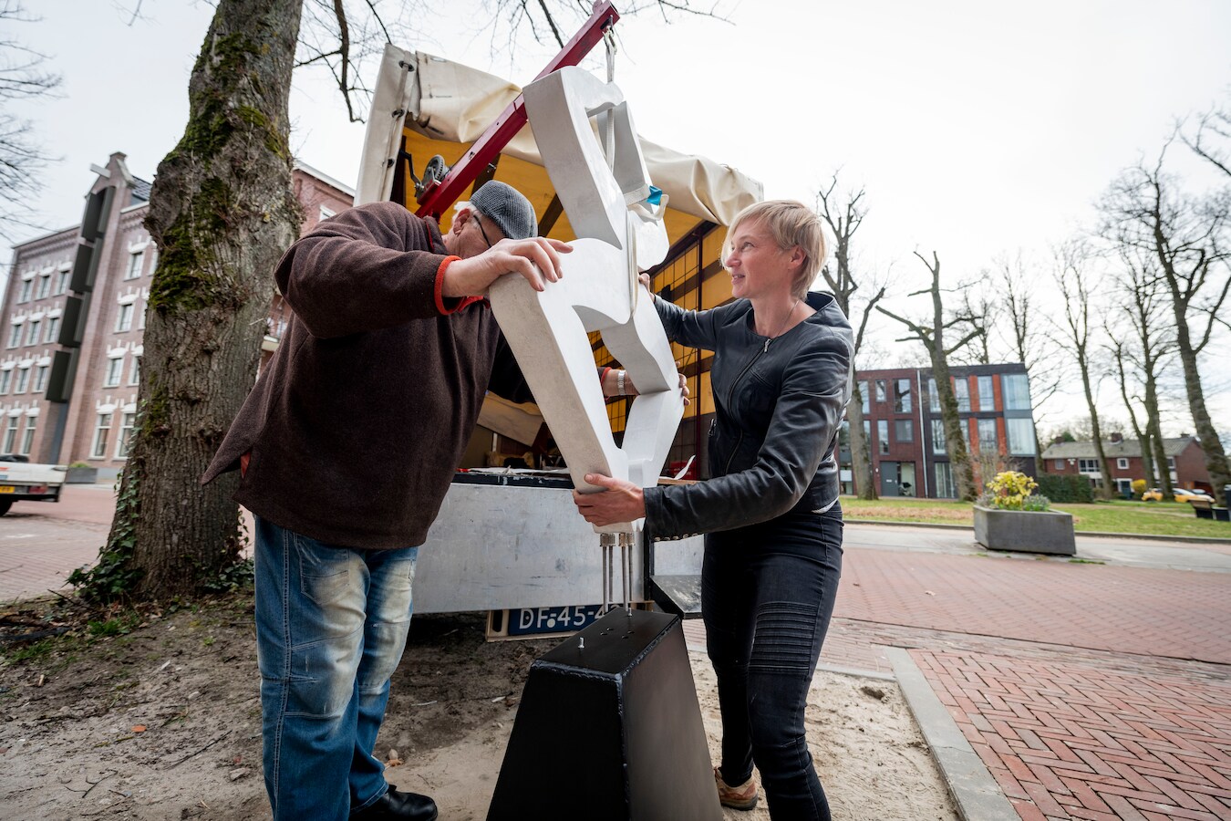 Enschedeër Hedy Hempe ontwierp 'De Zwemmer' in strijd tegen depressie ...