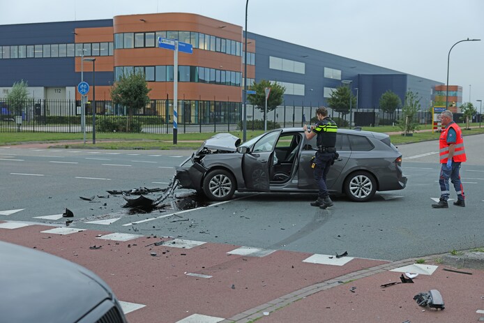 Brokstukken op het asfalt na opnieuw harde botsing op berucht kruispunt in Waalwijk | Waalwijk ...