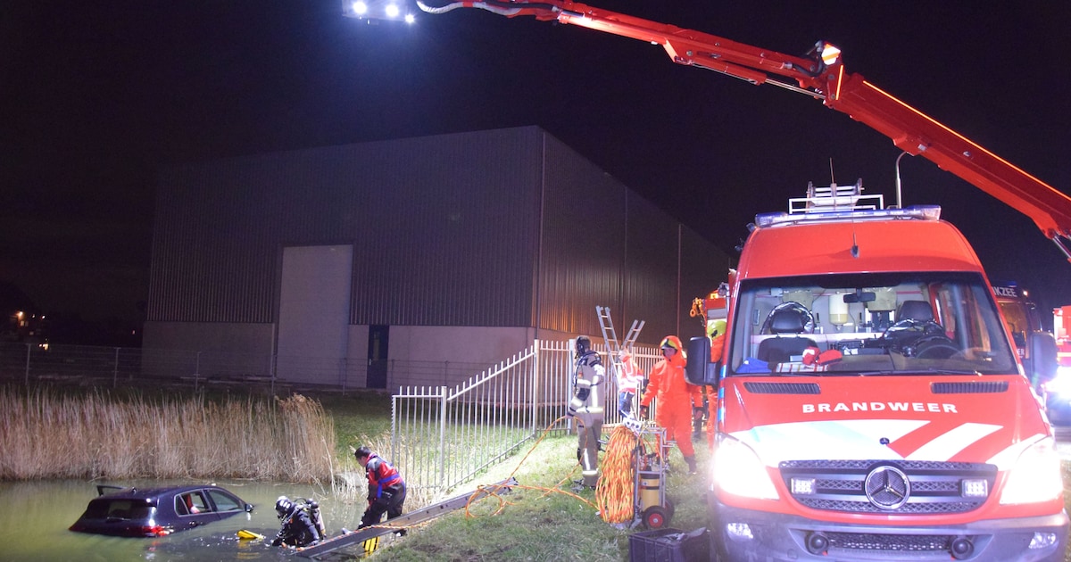 Auto met rijverbod in het water in Zierikzee, bestuurder spoorloos ...