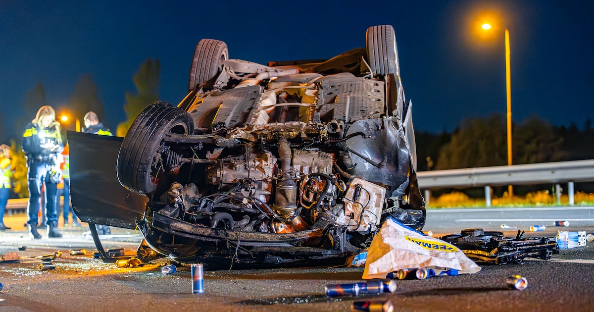 Bestuurder (22) opgepakt na ongeluk op A15: weg lag bezaaid met ...