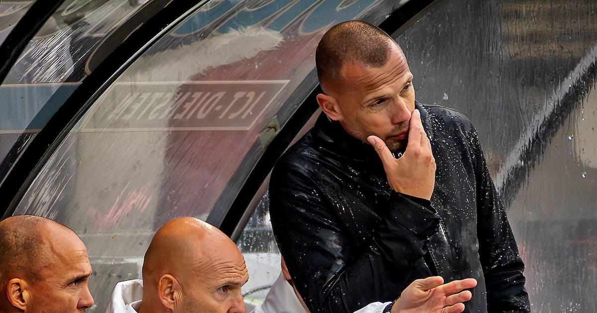 Ajax zet trainer John Heitinga op non-actief, Alex Kroes stelt functie ...
