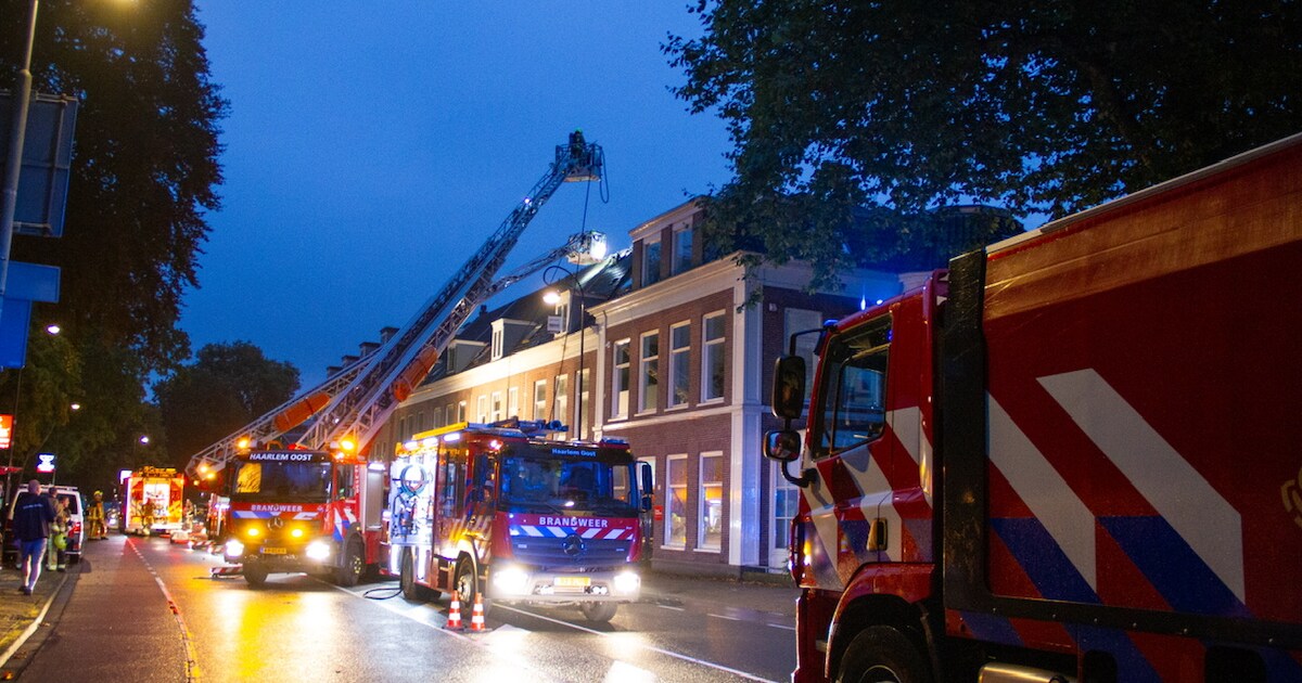 Bliksem slaat in; dak van woning vliegt in brand in Haarlem | 112 ...