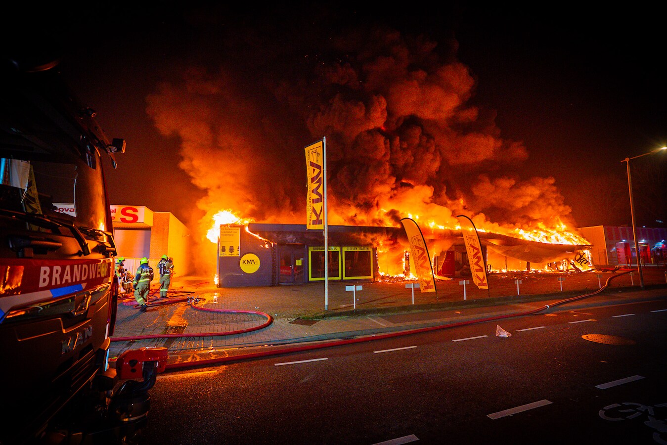 Zeer grote brand in Arnhemse meubelzaak Meubelzorg, brandweer extra ...