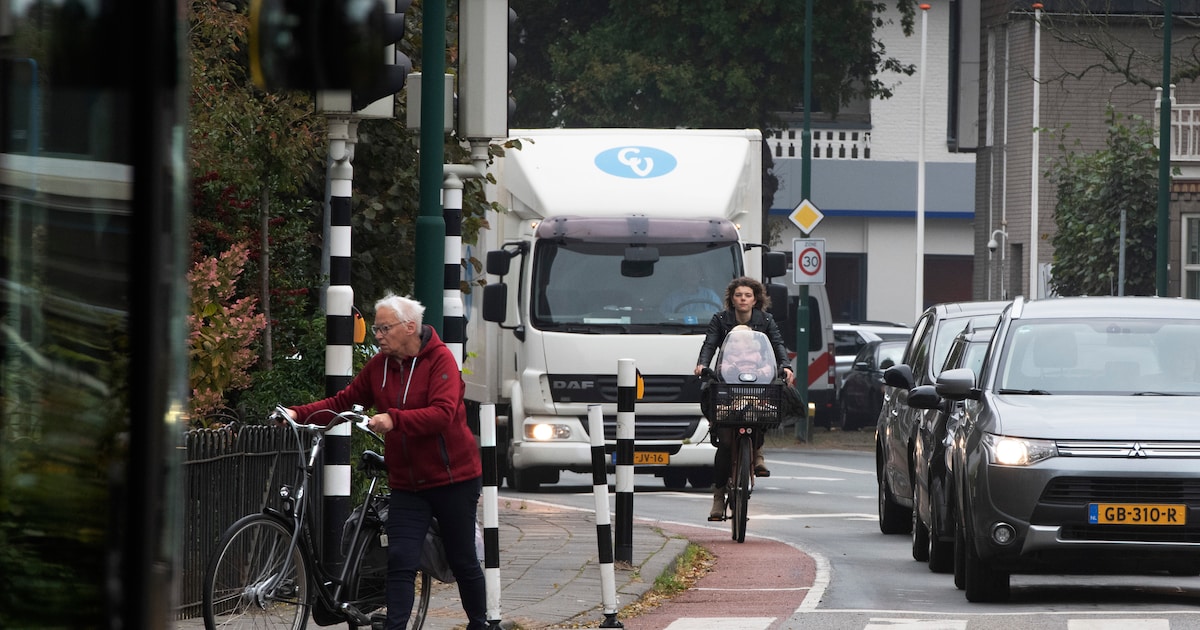 Ruim baan voor de fietser in centrum van Doorn, snelheid rond ...