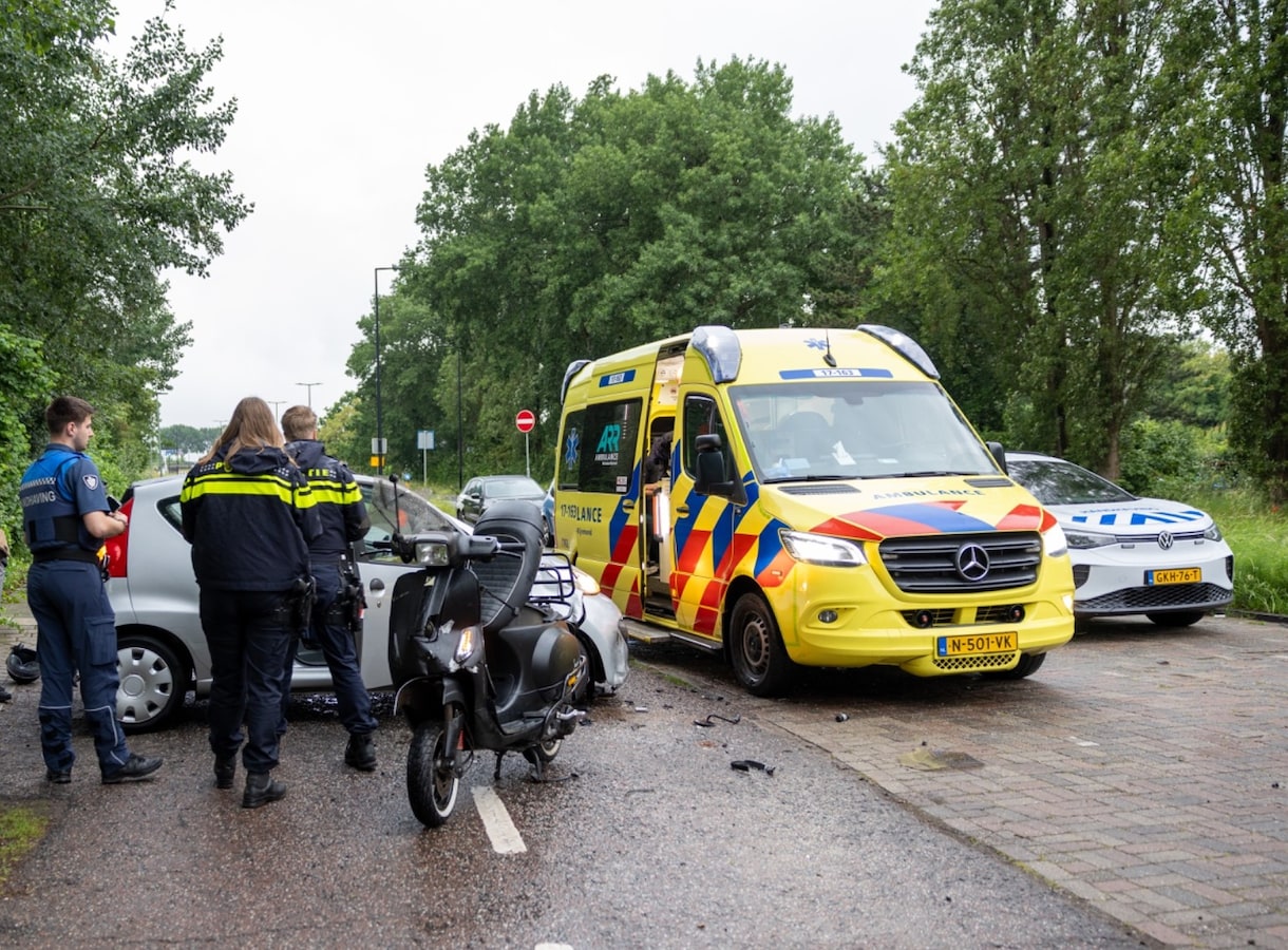Botsing tussen auto en scooter op Marathonweg in Vlaardingen | Foto | AD.nl
