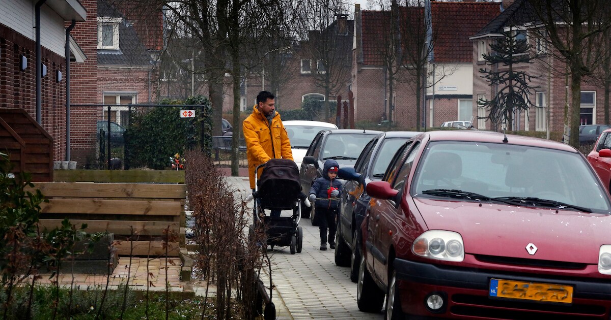 'Parkeer met twee wielen zover mogelijk op de stoep' | Rivierenland | AD.nl