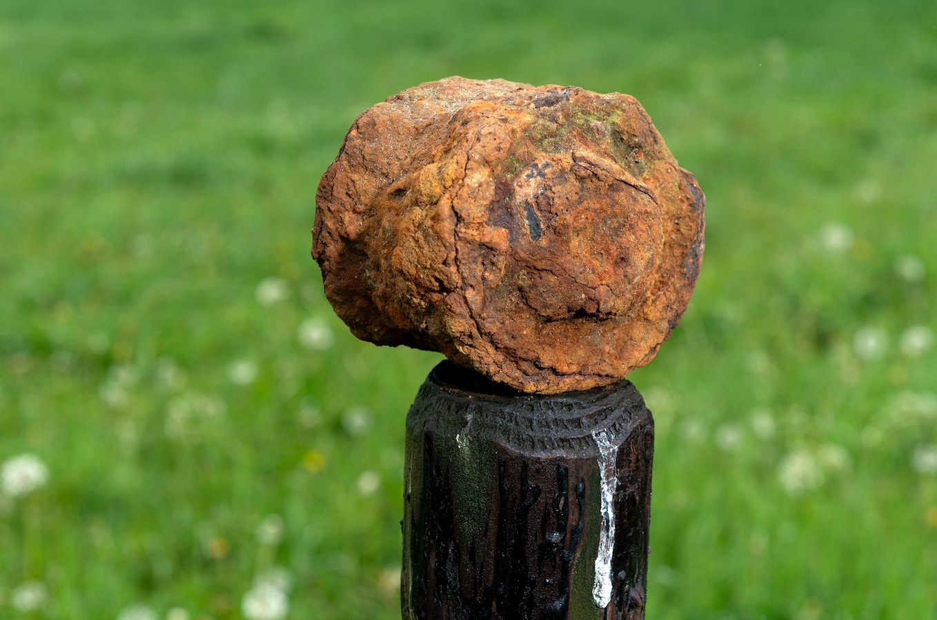 Wie weet wat dit is? Jan vindt mysterieus, roestig object op plek van ...