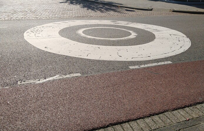 Wat zijn deze mysterieuze cirkels op straat? | Auto | AD.nl